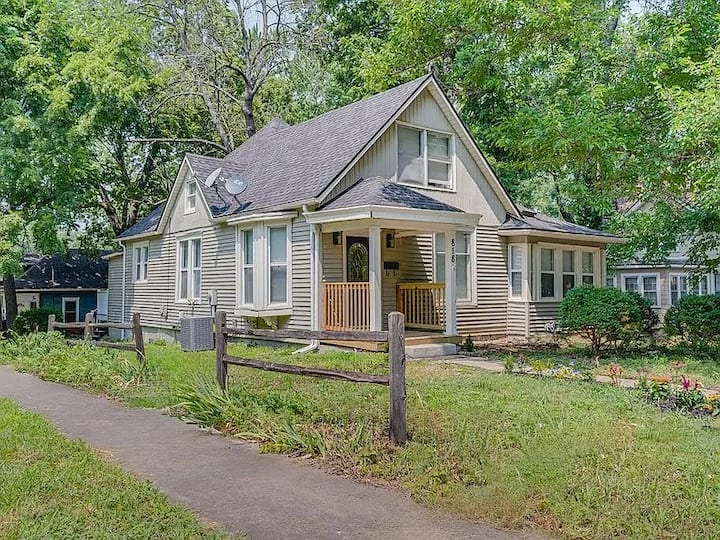 Remodeled 1920 Home Near Downtown Independence. - Independence, MO