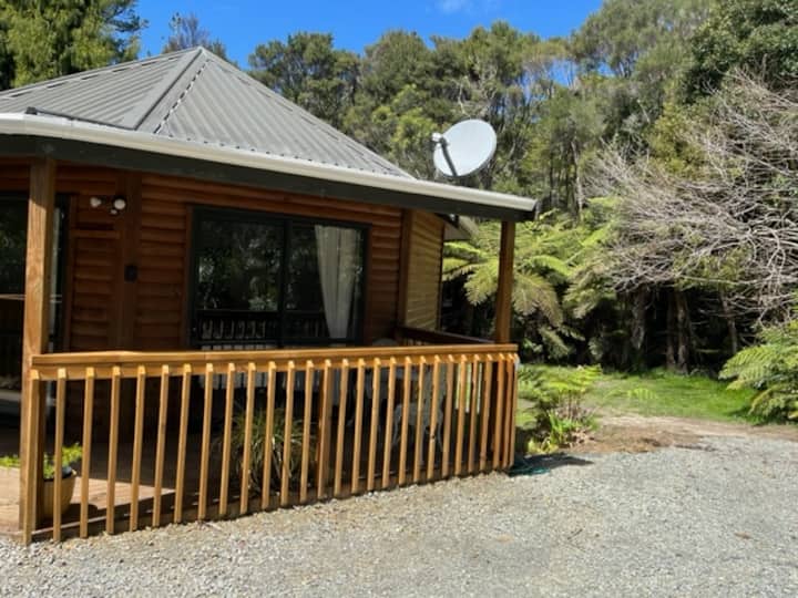 Octagon Cabin – Nature, Comfort & Coastal Vibes - Mangōnui