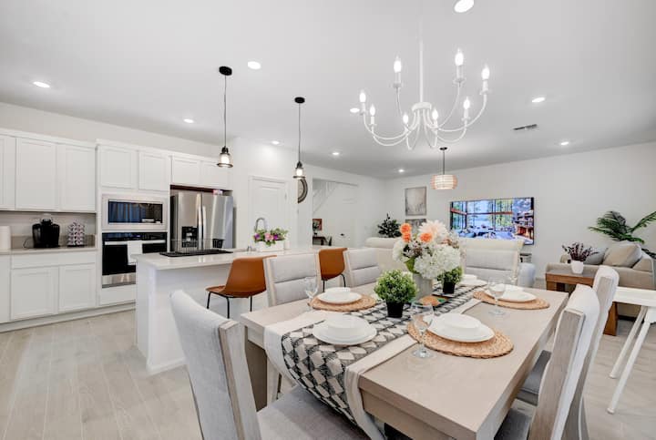 Chic & Cozy 5br Home Near Strip W/foosball Fun - Las Vegas