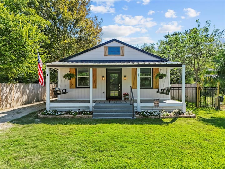 The Parrot House-hot Tub, Short Walk To Water - Texas City