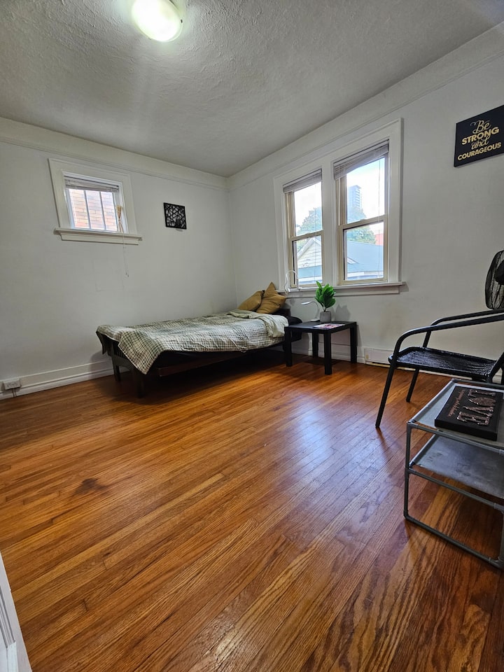 Private Room In Downtown Kitchener - カナダ キッチナー