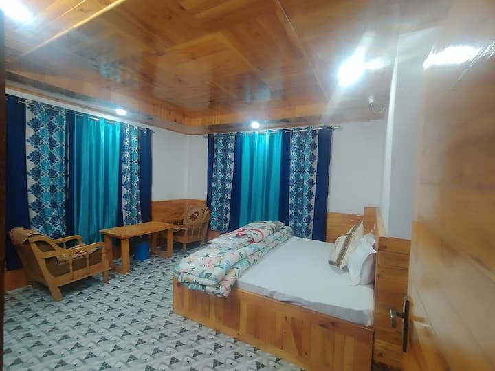 All Room Is Furnished With Wooden Paneling - Kalpa