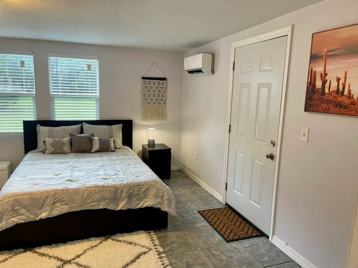 Room 2 - Cozy Queen, Backyard View (Private Bath) - Temple Terrace, FL
