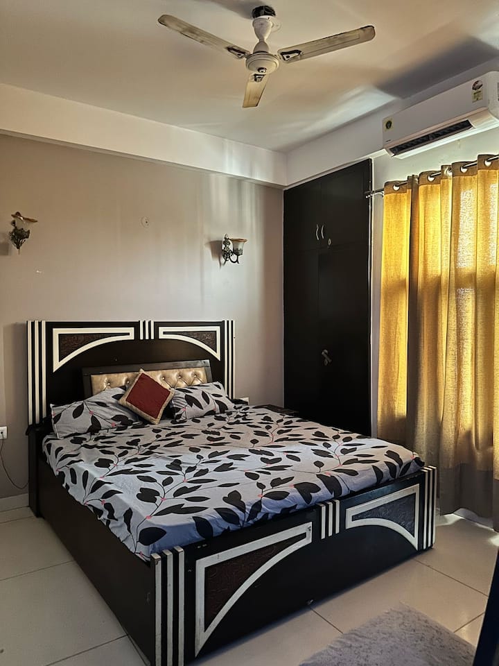 Townhouse-event Ready Flat With Spacious Hall - Noida