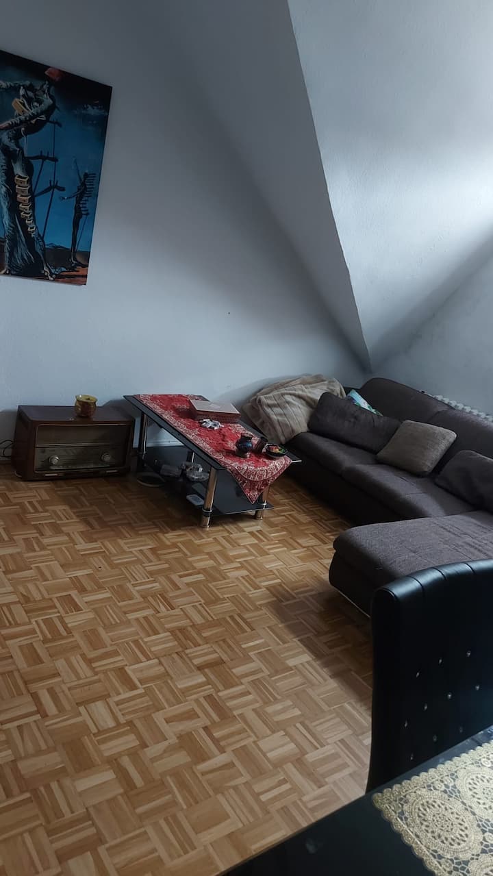 Kleine Dachgeschosswohnung In Duisburg Meiderich - Duisburg