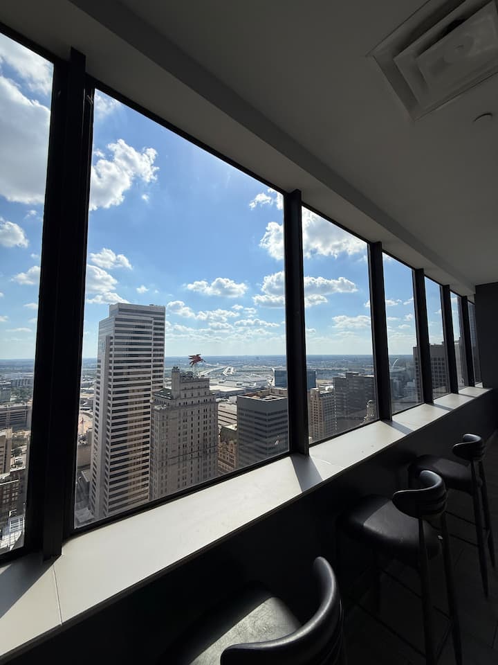 Skyline Luxury High-rise | Top Floor +Free Parking - 