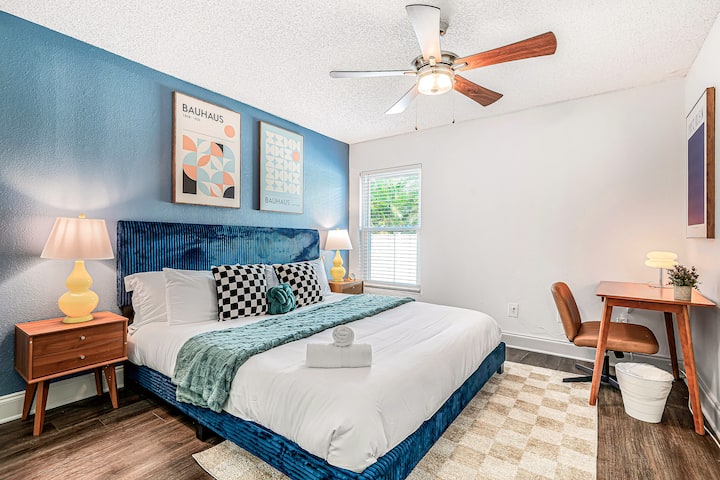 Tampa Getaway | King Bed | 2br | Pool & Beach - Tampa