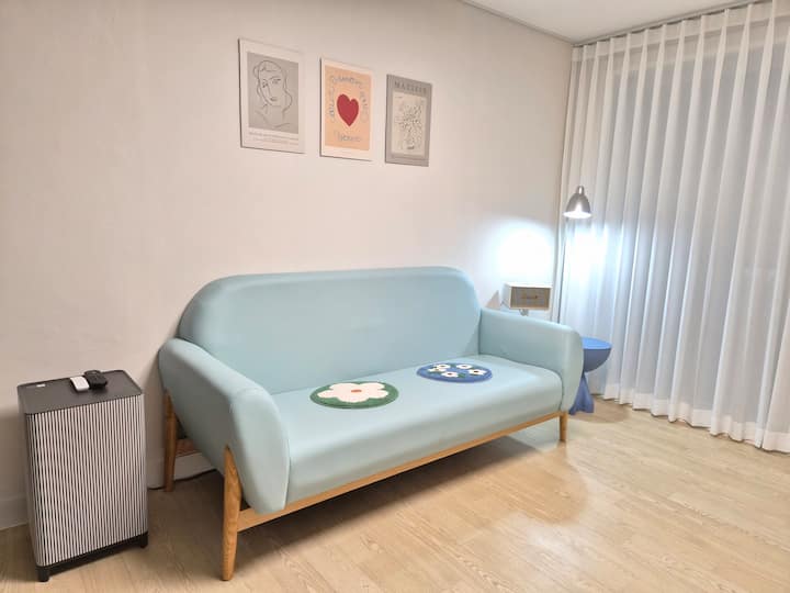 깨끗한 신규숙소/침대4 방3 호텔식침구/마샬스피커/다이슨에어랩/돌체구스토/정수기/캠핑감성 - Pohang-si