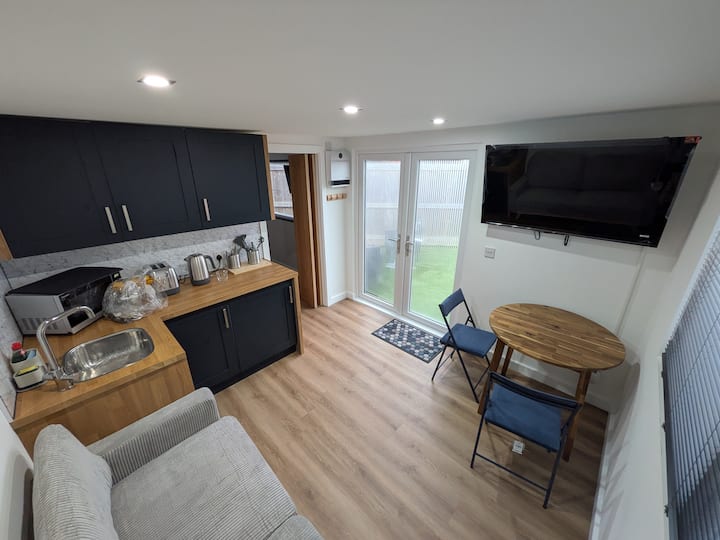 Modern Garden Tiny House In Quiet York Suburb - York, UK