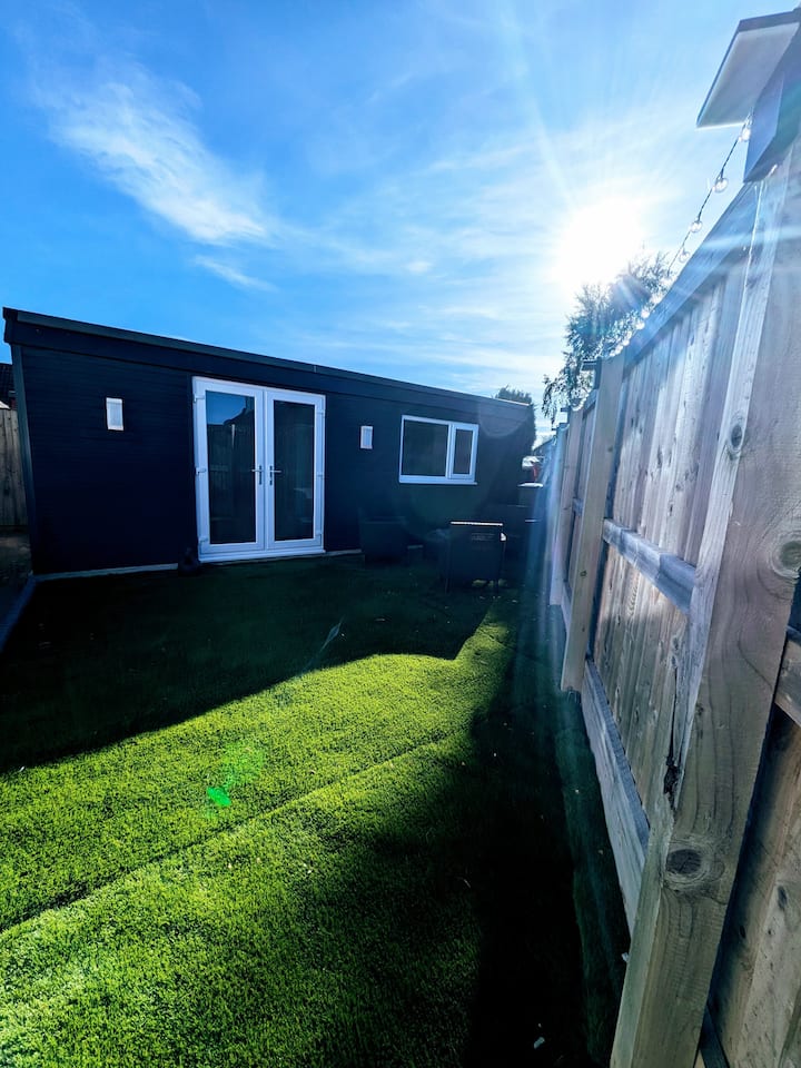 Modern Garden Tiny House In Quiet York Suburb - York