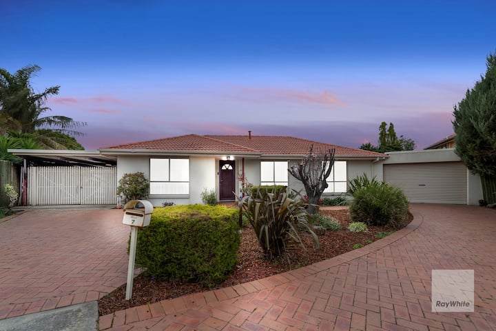 Three Bedroom Big House Close To Airport - Caroline Springs