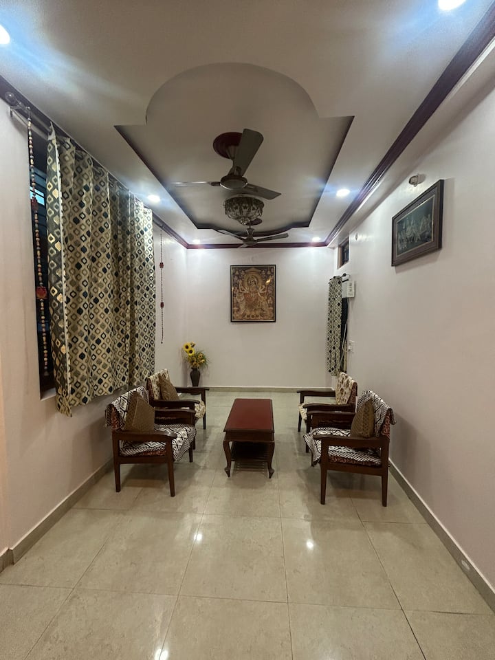 Peaceful Stay Near Ghat & Mandir With Free Gym - Varanasi