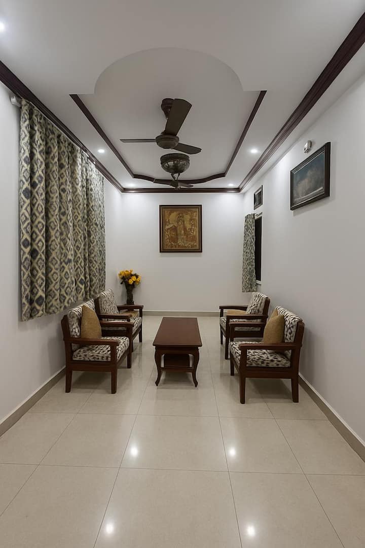 Peaceful Stay Near Ghat With Free Gym - Varanasi