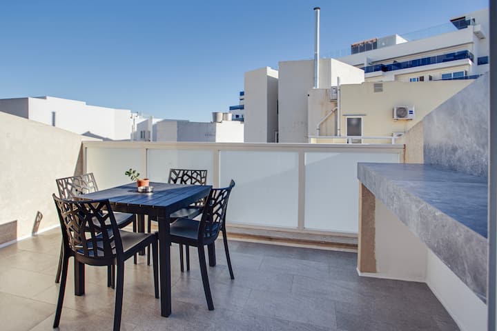 Phno11 | Seaside Penthouse W/ Terrace – X Gżira - Valletta