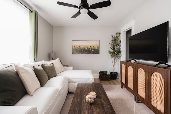 Sunny Apartment W/ Loft • Walk To Downtown + Beach - Port Colborne