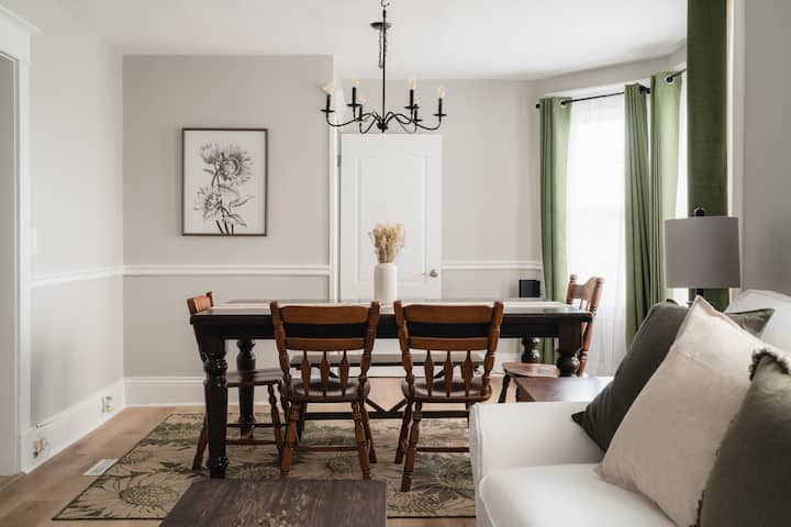 Sunny Apartment W/ Loft • Walk To Downtown + Beach - Port Colborne