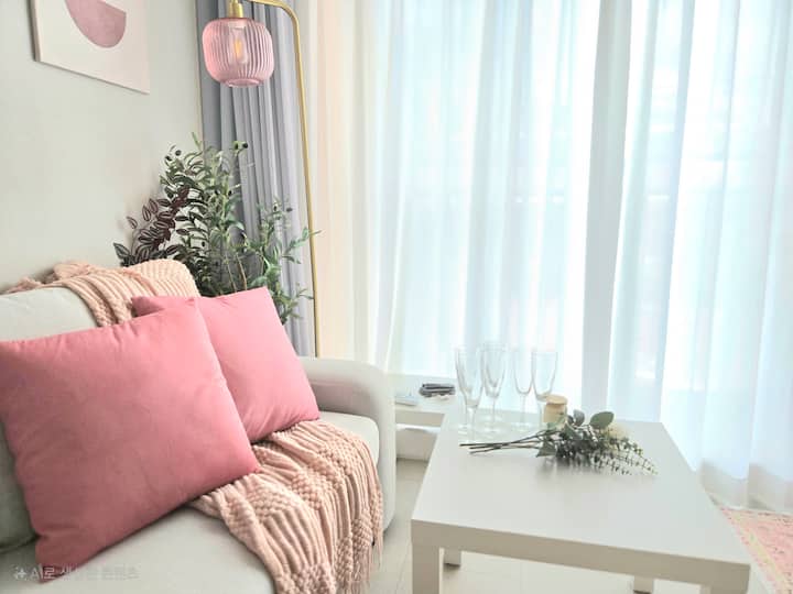 홍대도보5분 | 엘리베이터 | 12시늦은체크아웃 | 무료짐보관•주차ㅣ최대6인 - Seoul