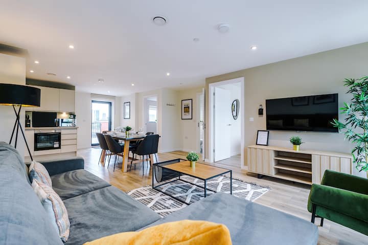 Top-floor City View | Elegant 2br - Liverpool
