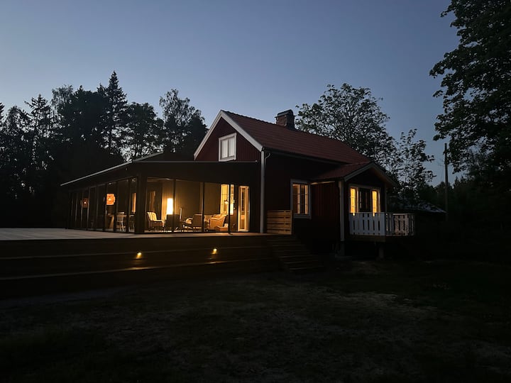 Rymlig Lantstuga Med Stor Tomt & Havsnära Läge - Suède
