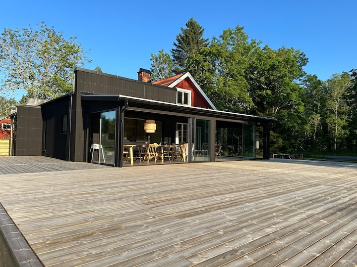 Rymlig Lantstuga Med Stor Tomt & Havsnära Läge - Schweden