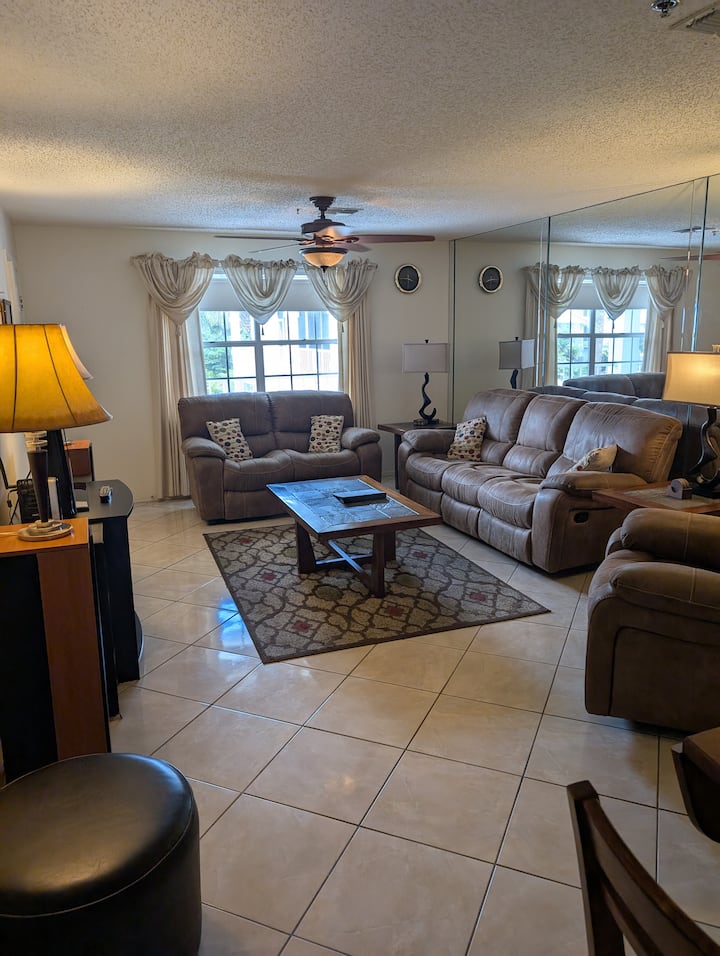 Sun Soaked 1br King Condo Private Lanai, Pond View - Land O' Lakes, FL