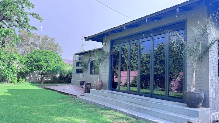 2 Bed - Modern Retreat With Stylish Interior - Bloemfontein