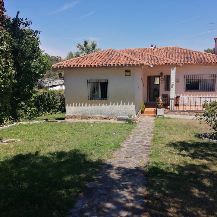 Chalet Familiar Con Tres Dormitorios Y Piscina - Talavera de la Reina