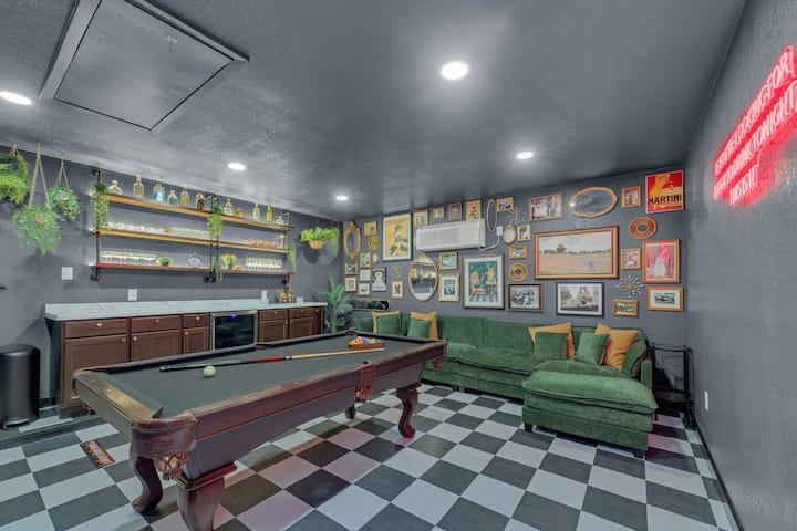 Hot Tub | Speakeasy | Basketball Court | Sleeps 12 - Cedar Park, TX