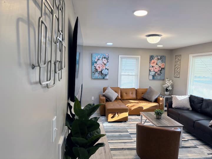 Cozy House With King Bed, Parking, Fenced Yard - East Aurora, NY