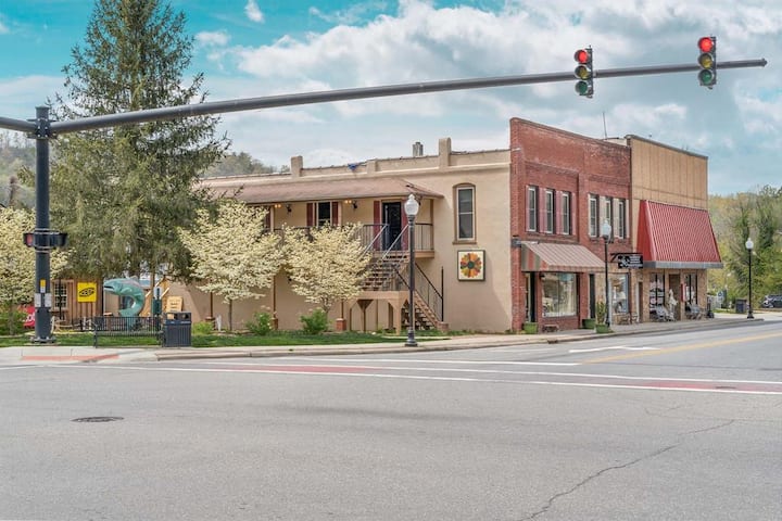 Luxury Lofts Downtown • Walkable • 2 Spacious Chic - Bryson City, NC