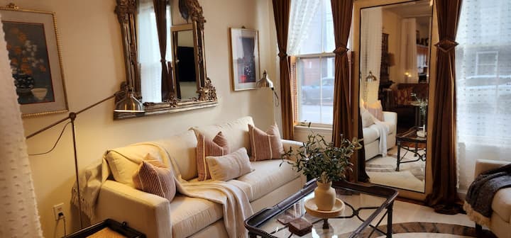 Timeless Elegance, Sleeps 4, Park 2 Cars, Oldtown - Alexandria, VA