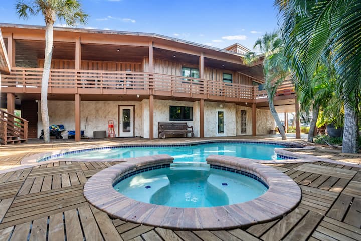 Seaside Serenity | Elegant Dockside Stay - St. Pete Beach, FL