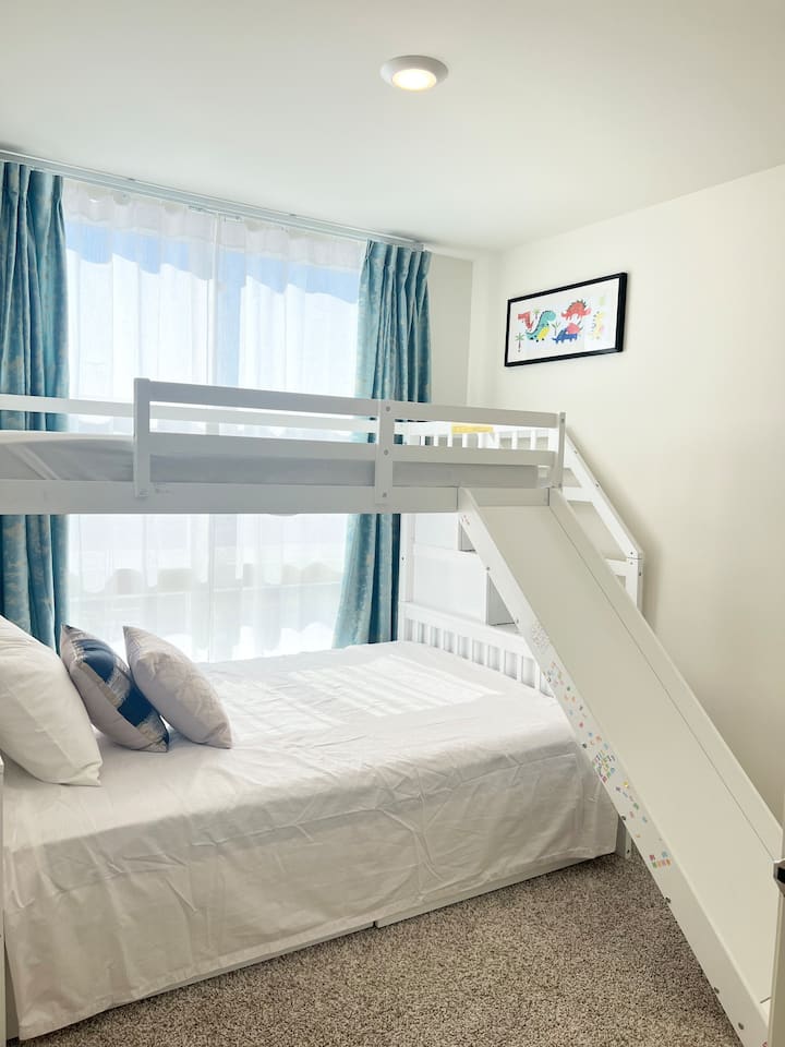 1 Cozy Bedroom With Bunk Bed - Downers Grove, IL