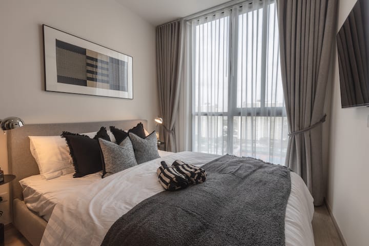 Condo Near Mrt – 2 Bedrooms, 2 Bathrooms, Pools - Bangkok