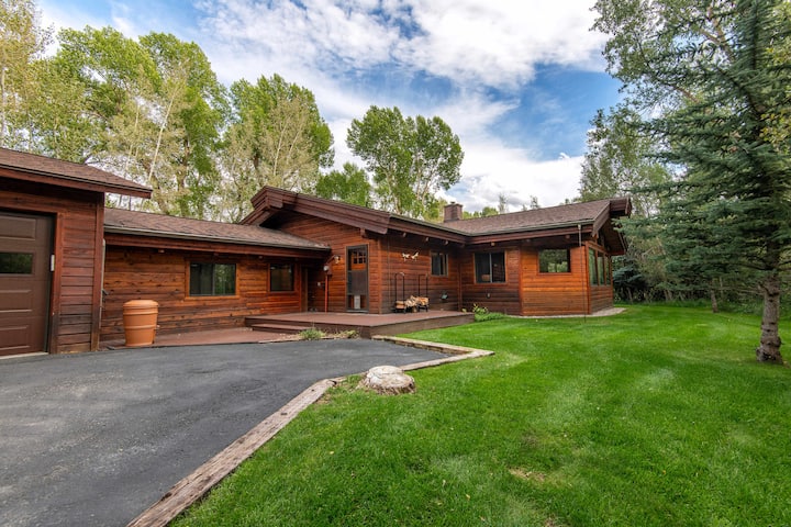 Teton Homestead: Quaking Aspen Escape + Hot Tub - Driggs, ID