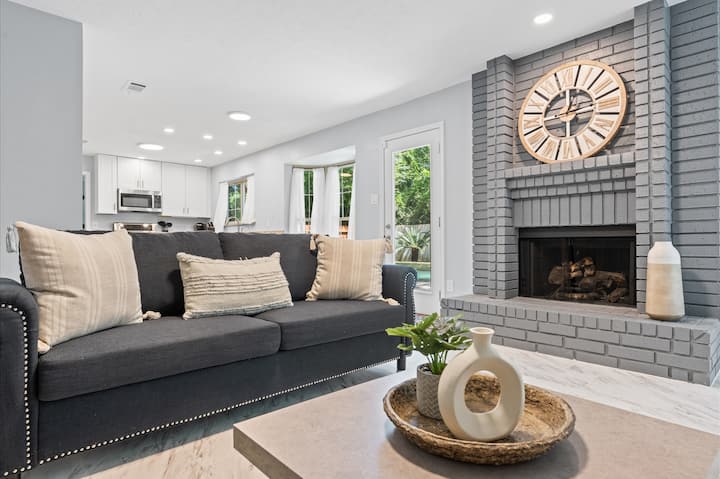 5-star Vacation Home | Pool, Bbq, Golf & Games - The Woodlands, TX