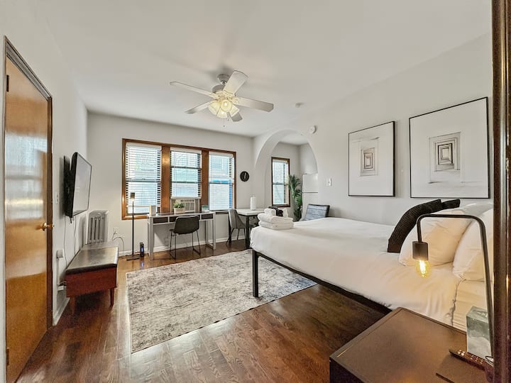 Studio Unit | Chic + Prime Location - Fuller Park - Chicago