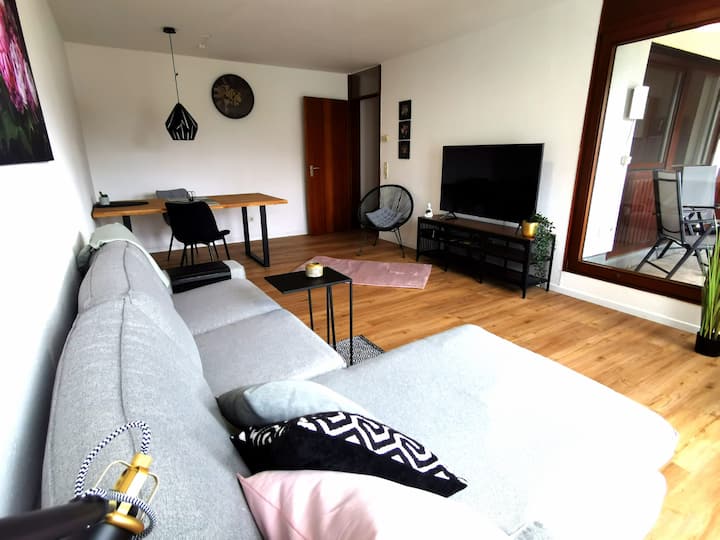 Moderne, Vollständig Möblierte 2 Zimmer Wohnung - Sindelfingen