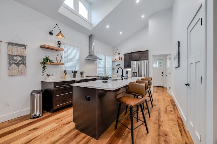 Modern Southern Getaway Minutes To Downtown - Savannah, GA