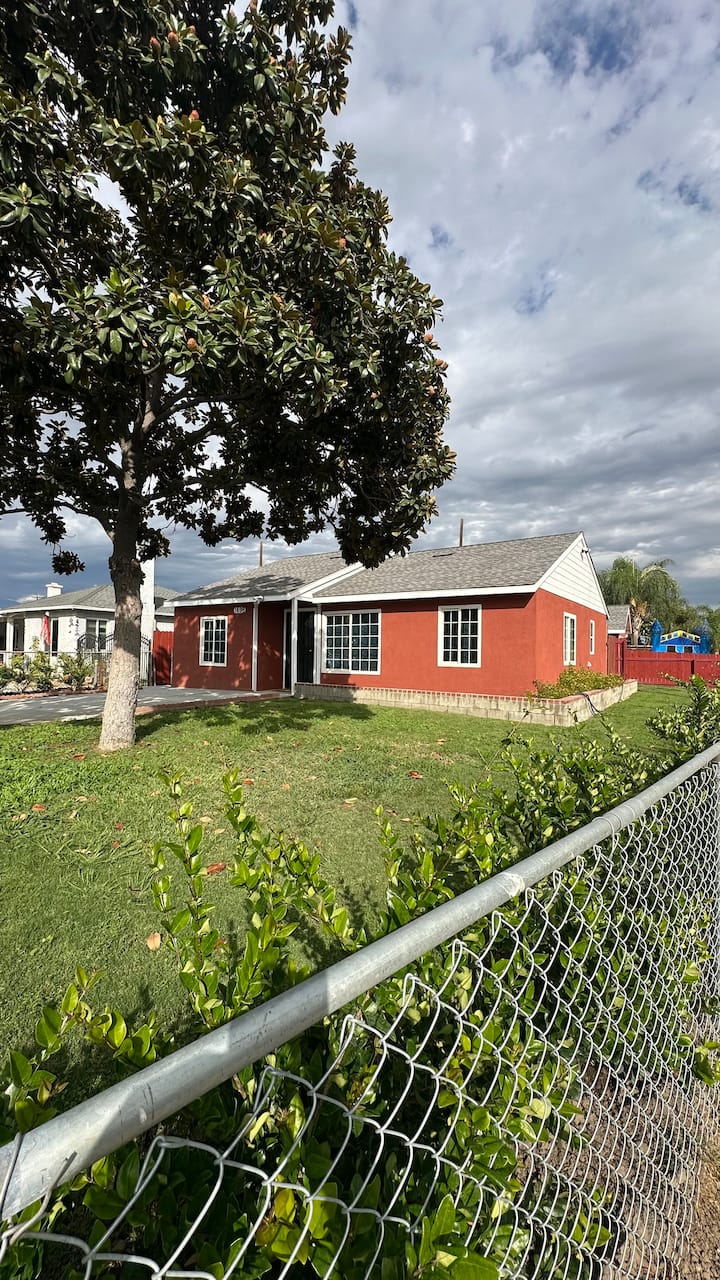 Charming Remodeled 4 Beds 2 Bath Near To Disney - Pomona, CA