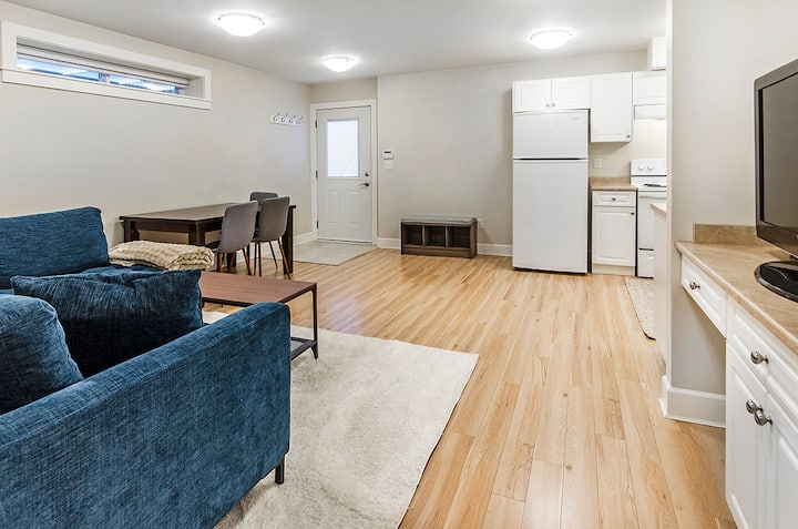 2 Bedroom Basement Suite - Centrally Located - Chypre