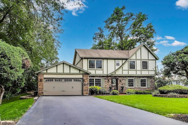 Elegant 4br Tudor Retreat Near Downtown - 네이퍼빌