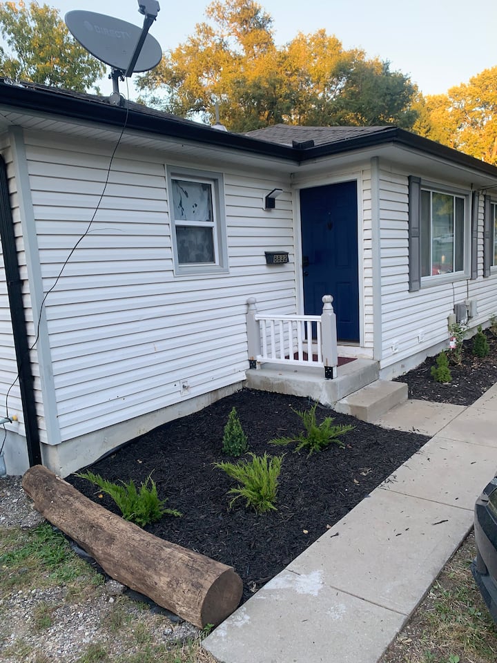 Cozy Home With Garden And Private Parking - Overland Park, KS