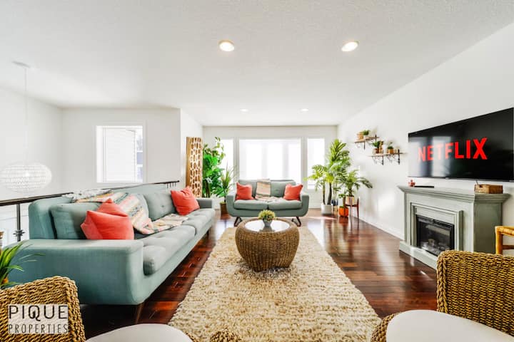 Spacious 6bdr Oasis | Sleeps 17 | Garage|fireplace - Edmonton