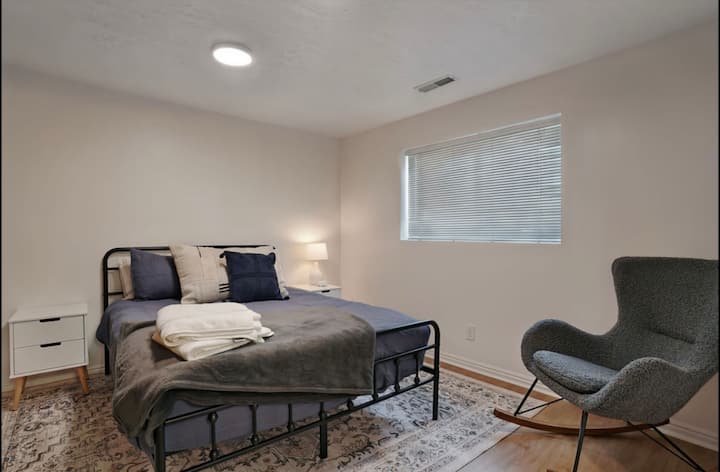 Private 2 Bedroom Suite Next To Weber State! - Ogden, UT