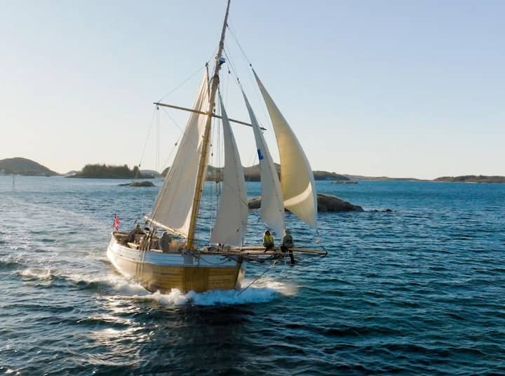 Stay Onboard The Classical Sailing Yacht Alma. - Storslett