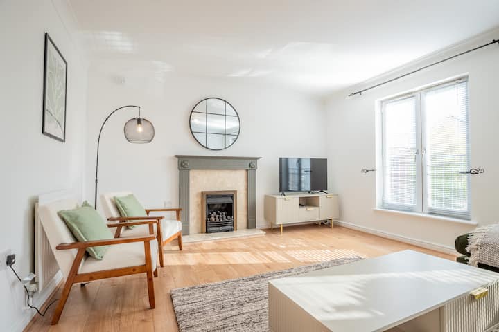 Stylish City Centre Stay | 3-bed Home + Parking - Worcester