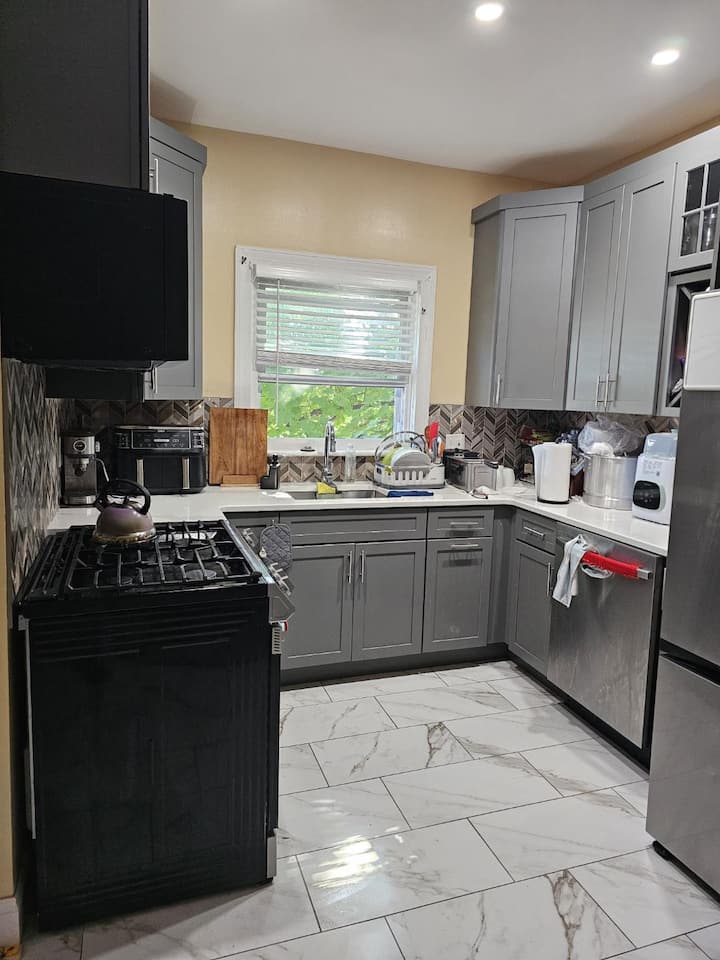 Beautiful 2 Bedroom Suite In Downtown Lynn - Lynn, MA