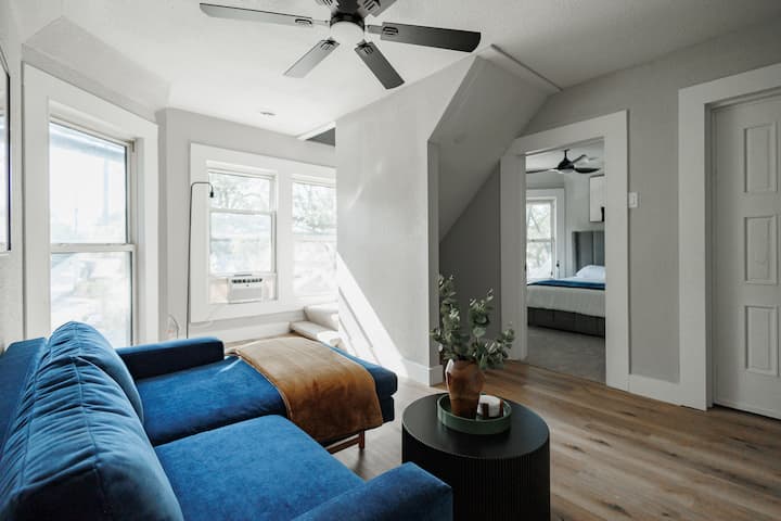 Stylish 2br Loft | Riverwest Milwaukee Downtown! - Milwaukee, WI
