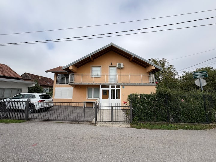 Frei Stehendes Haus Direkt Am Flughafen Sarajewo - Bosna in Hercegovina